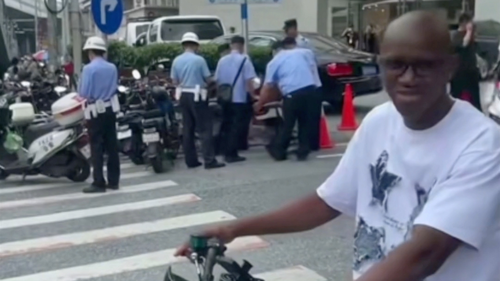 交警同志们在辛苦的执法违规电动车中