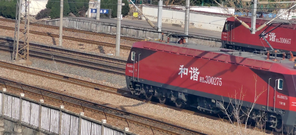 ...Z376次列车限速通过昆山站,同时沈局沈段HXD3D 0667牵引K516次...