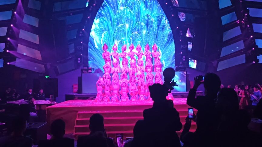 公司的年会办的像演唱会,美女如云,你见过这样的演唱会吗