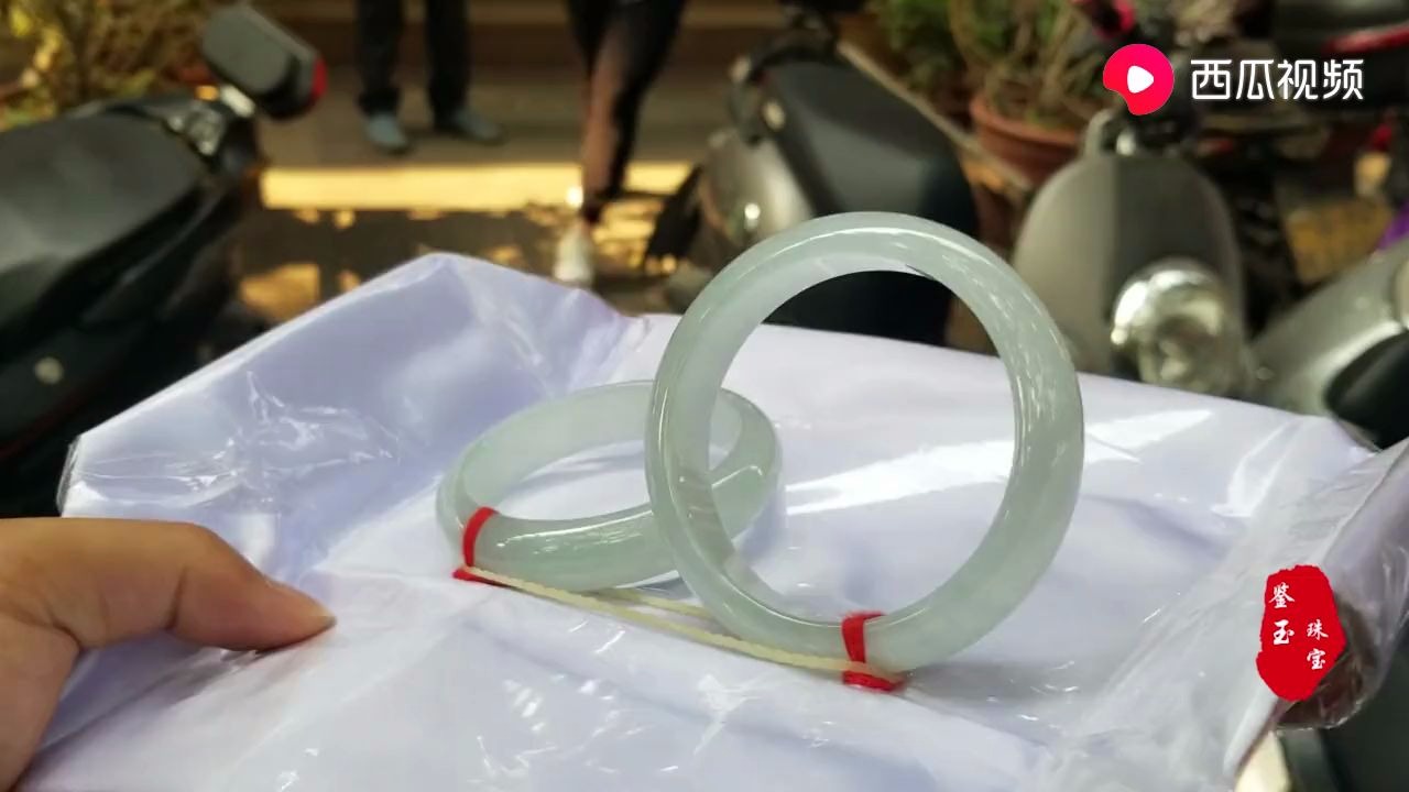 早市淘翡翠:价值1000到10000的手镯合集,贵就一定好吗?