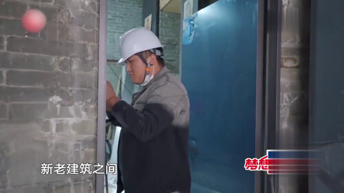 按设计师要求,木作团队用桦木板对空间进行空间区隔