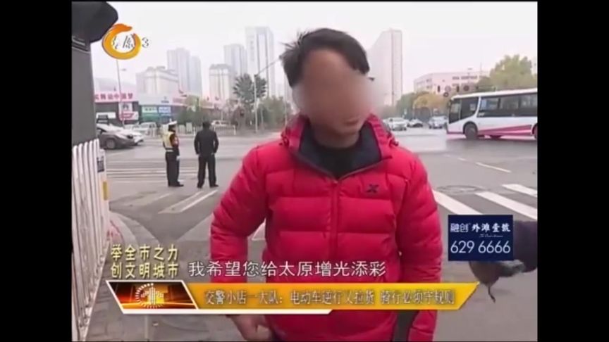 交警拦下一逆行拉货电动车,面对交警的教育处罚,驾驶员连连认错