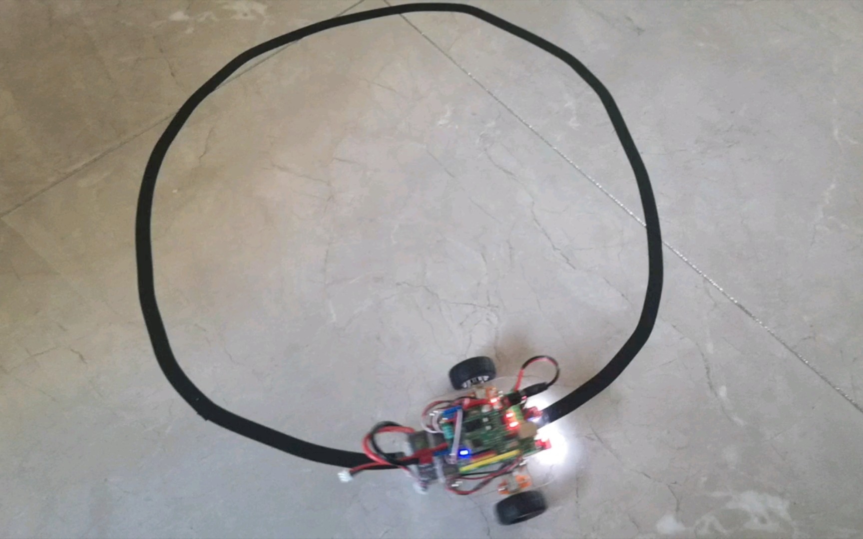 双光感Arduino巡线小车试跑。