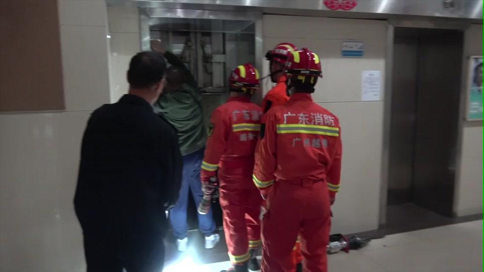 ...消防蜀黍把电梯下放到1楼,再用铁铤和手动液压剪顶开电梯门…13人...