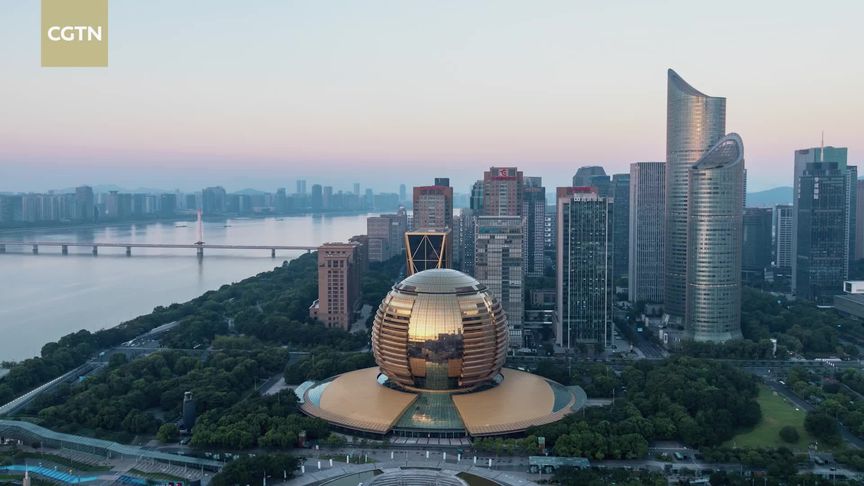 ...AI技术赋能智慧城市建设】 AI技术成为社区管理的高效工具,从信息...