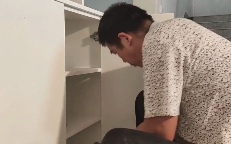 鞋柜平开门安装方法实拍,柜门尺寸这样算,预留的缝隙才合适