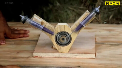 脑洞大开,用注射器制作发电机,还能点亮一个大灯泡