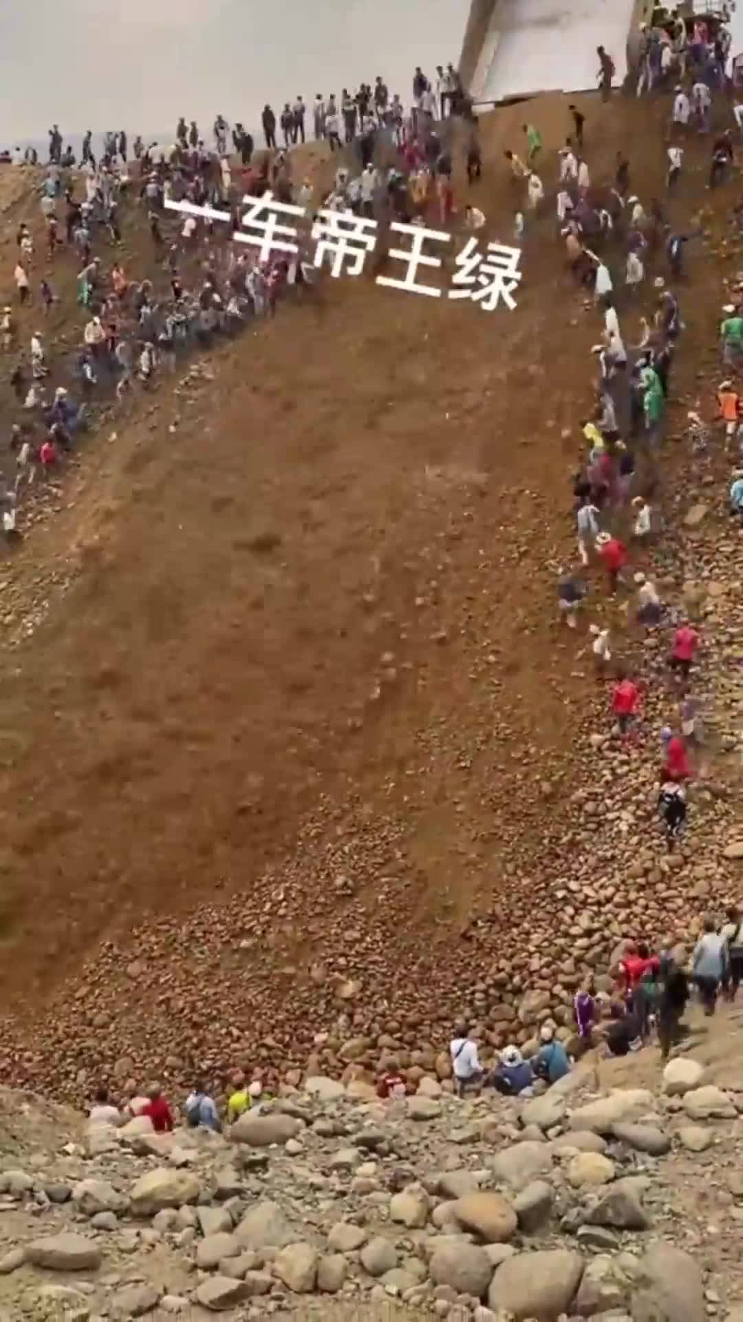 缅甸翡翠原石开抢现场,看似不值几个钱,转手就几百万