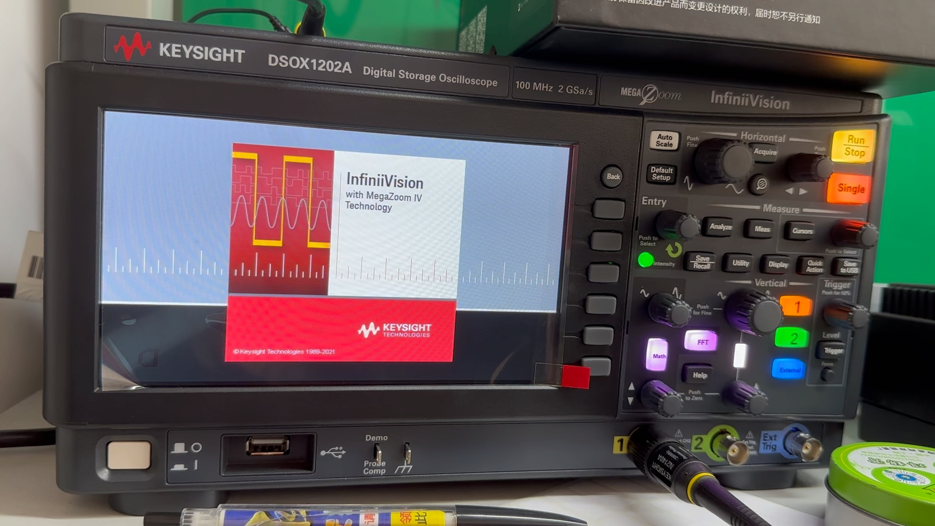 DSO1202A示波器开机启动实拍。