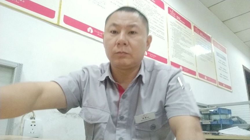 酒店客房电视机打不开,师傅上去一分钟修复