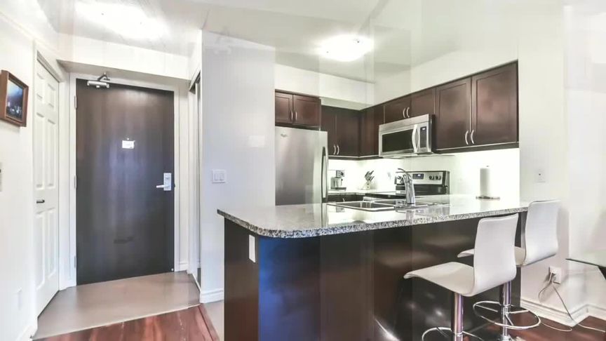 根据户型设计的开放式厨房，和客厅贯通一体