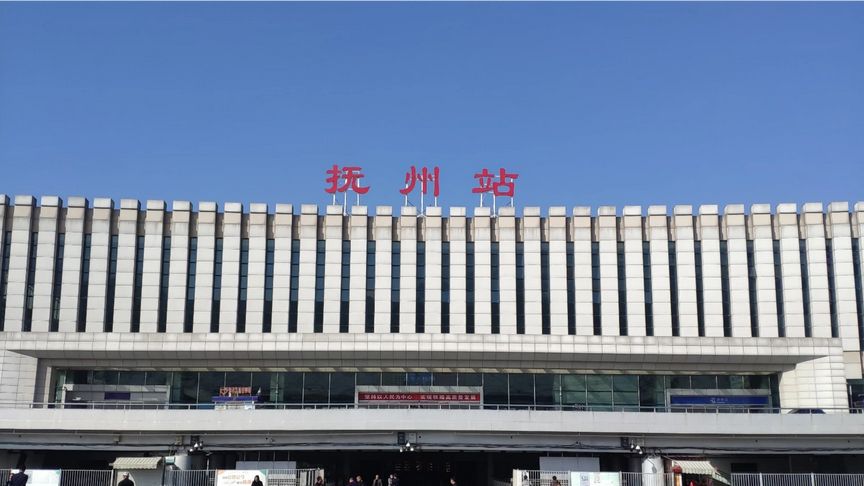 实拍抚州站,抚州火车站是昌福铁路重要的车站,看下车站人多不多