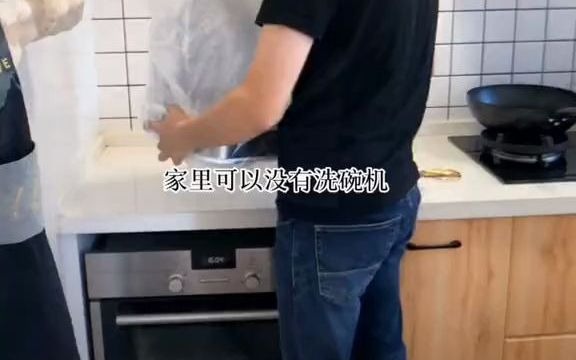 你们要我推荐的消毒碗柜来了它不仅可以滤水、还有紫外线杀菌、烘