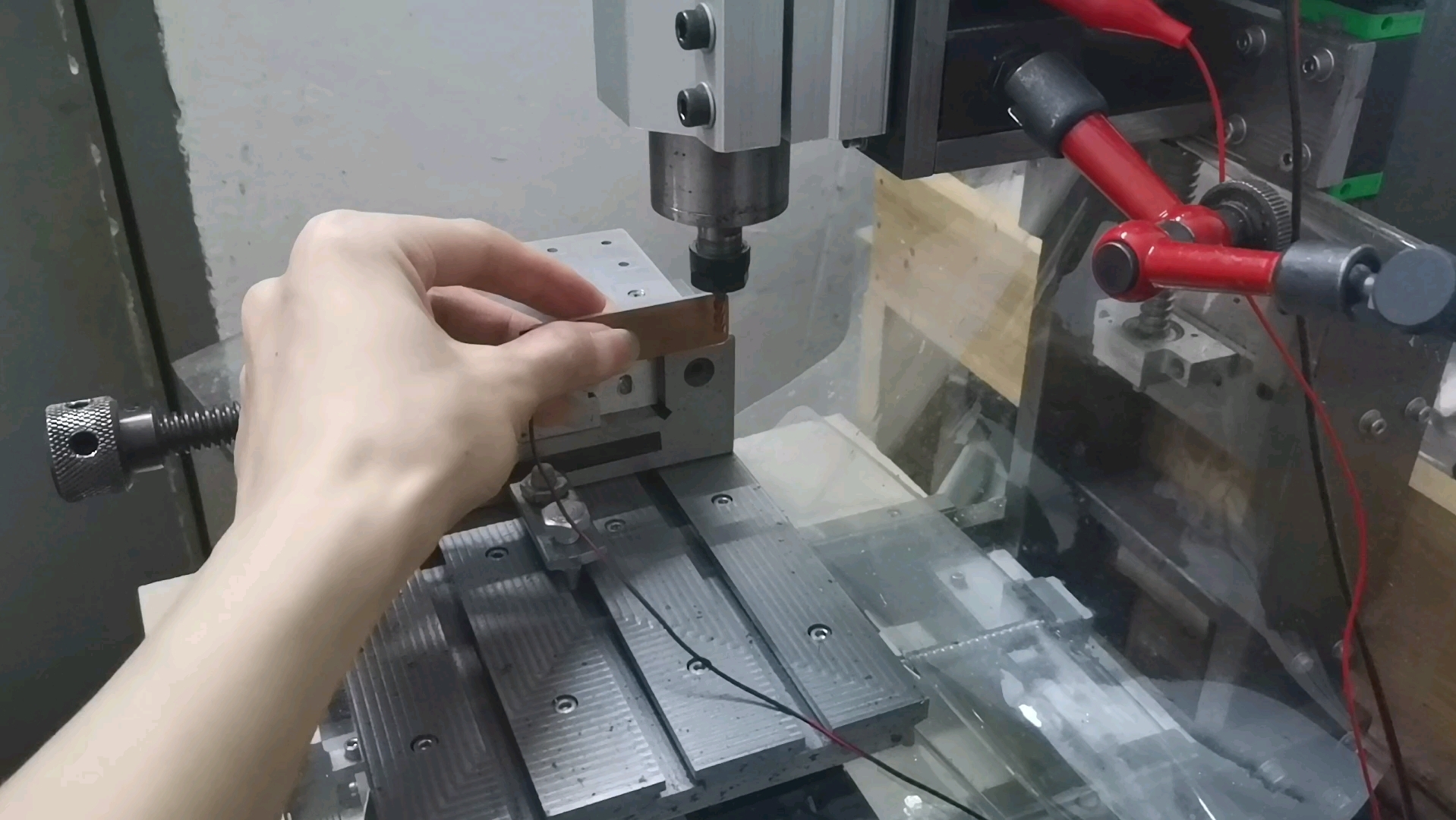 diy雕刻机之单面敷铜板当对刀块,既能对刀又能寻边,mach3对刀效果。