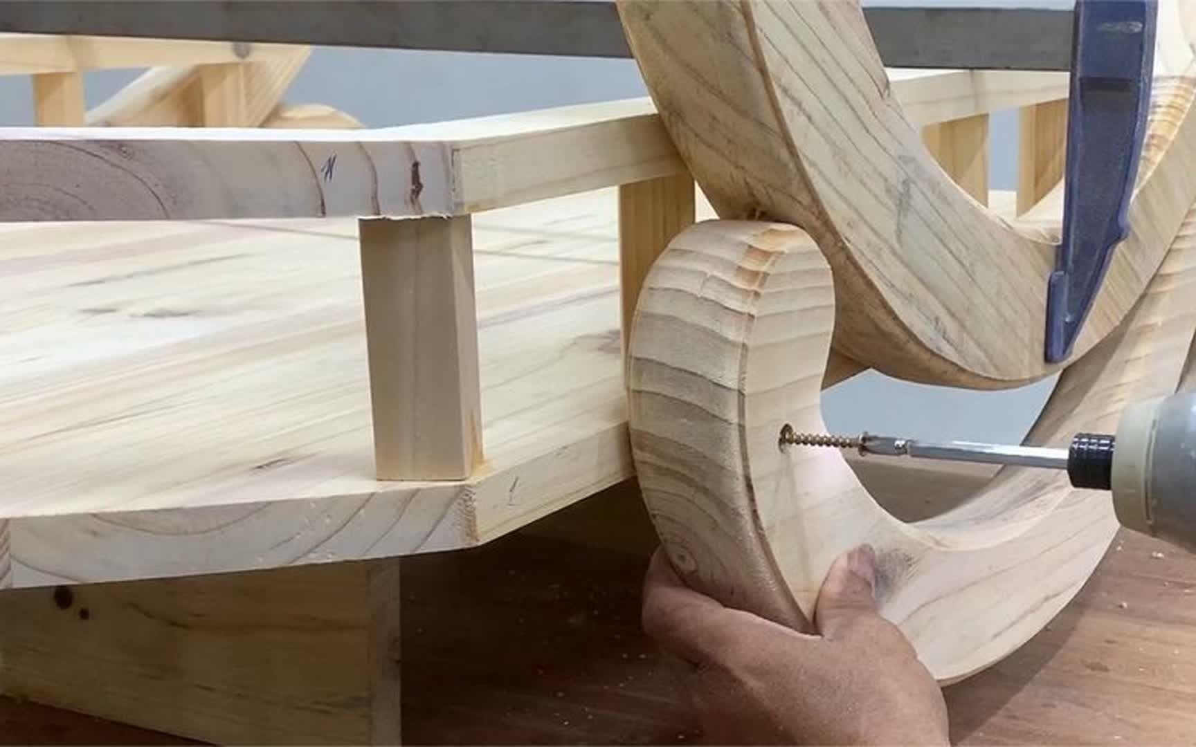 隔壁村大爷自己制作独轮手推车,手艺精湛,技艺超群,太厉害了