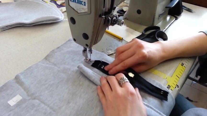 针织口袋系列の带拉链插袋缝制过程