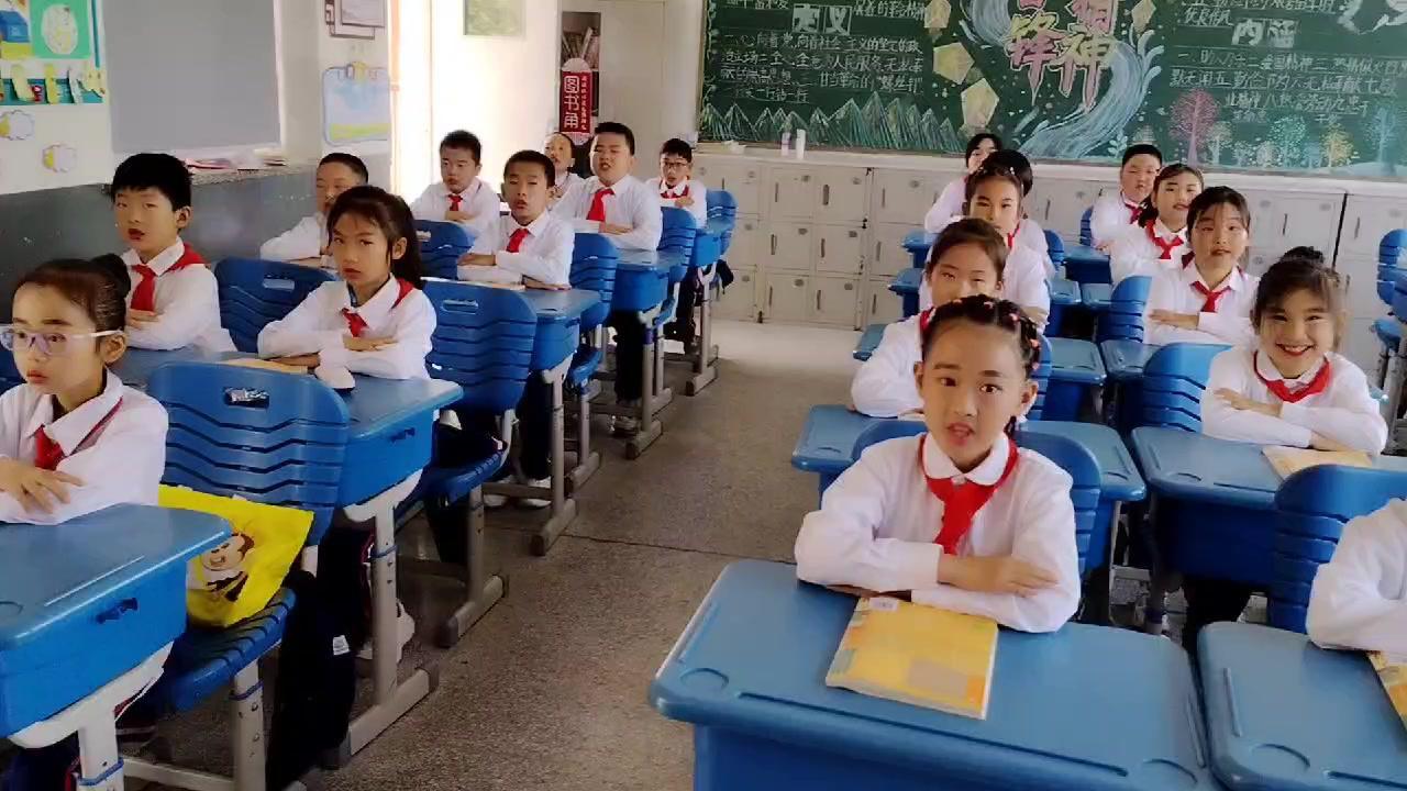 .“灵动课桌舞活力满校园”课桌舞比赛活动,请欣赏桌舞《追光少年》.