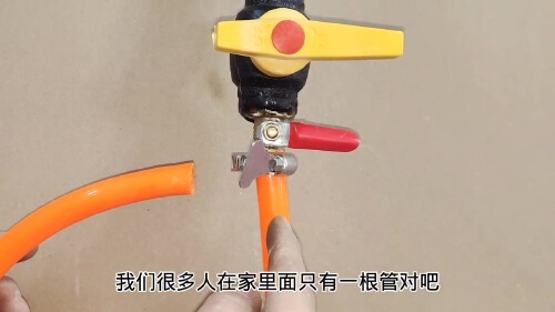 只有一个燃气管口,怎么同时接2根煤气管?很简单,别花钱请师傅