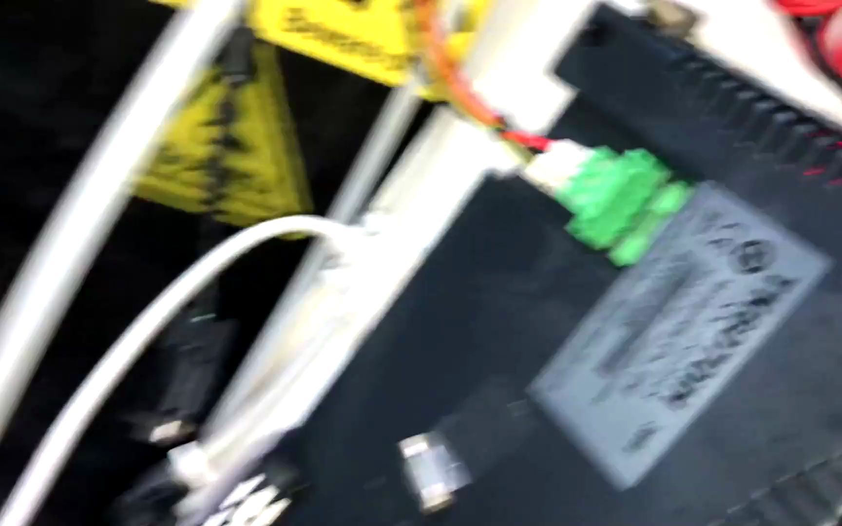 设备触摸屏不显示、更换触摸屏时遭遇密码拦截、看小张怎么解决