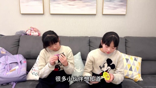 六上期末考试成绩出来了,双胞胎5科考多少分?得到老师的奖励