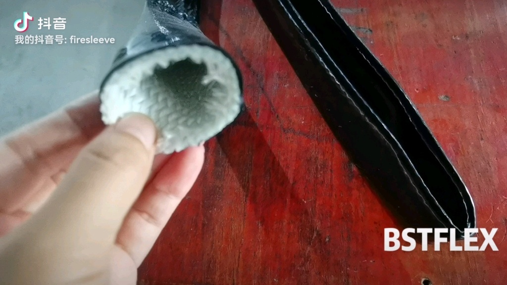 黑色阻燃耐高温套管是由硅胶和玻璃纤维制成的电缆防火套管