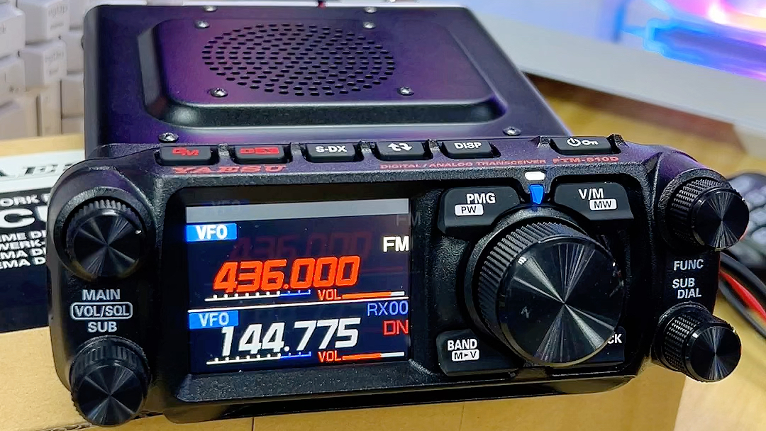 ...旗舰电台FTM-510DR,新增SPU-1模块,增强接收范围和语音的清晰度。