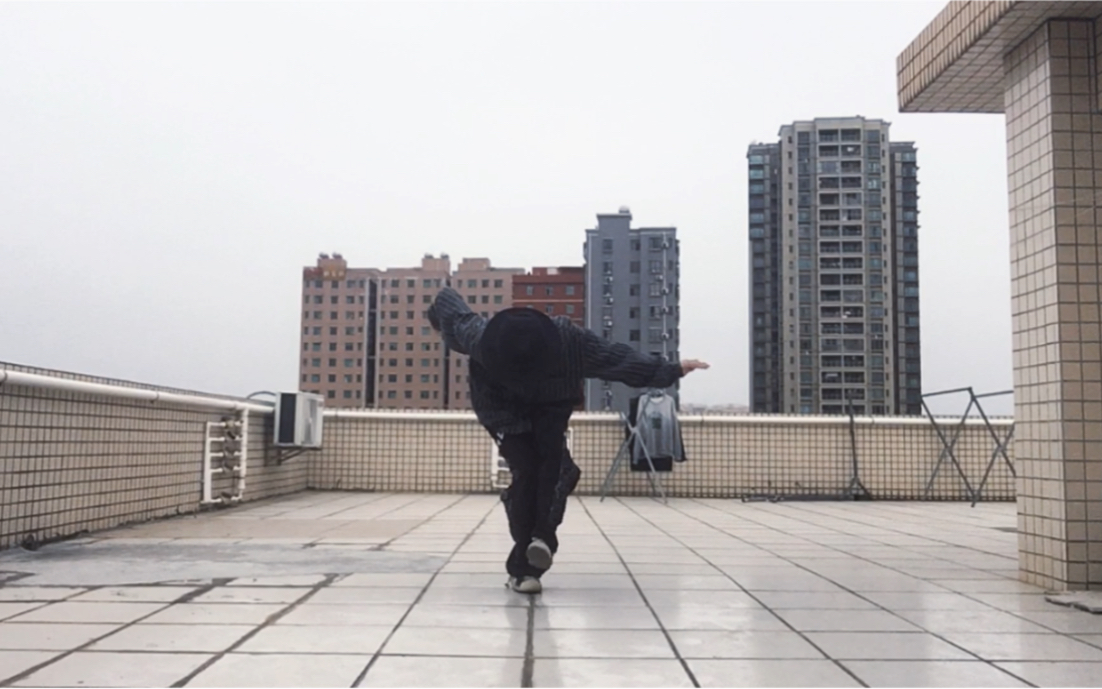 小哥学小鸟跳舞,竟然如此逼真