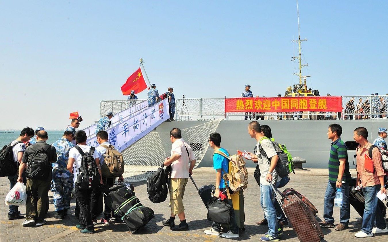 中国式撤侨有多霸气?1000人齐唱国歌气势如虹,美国只留一句狠话