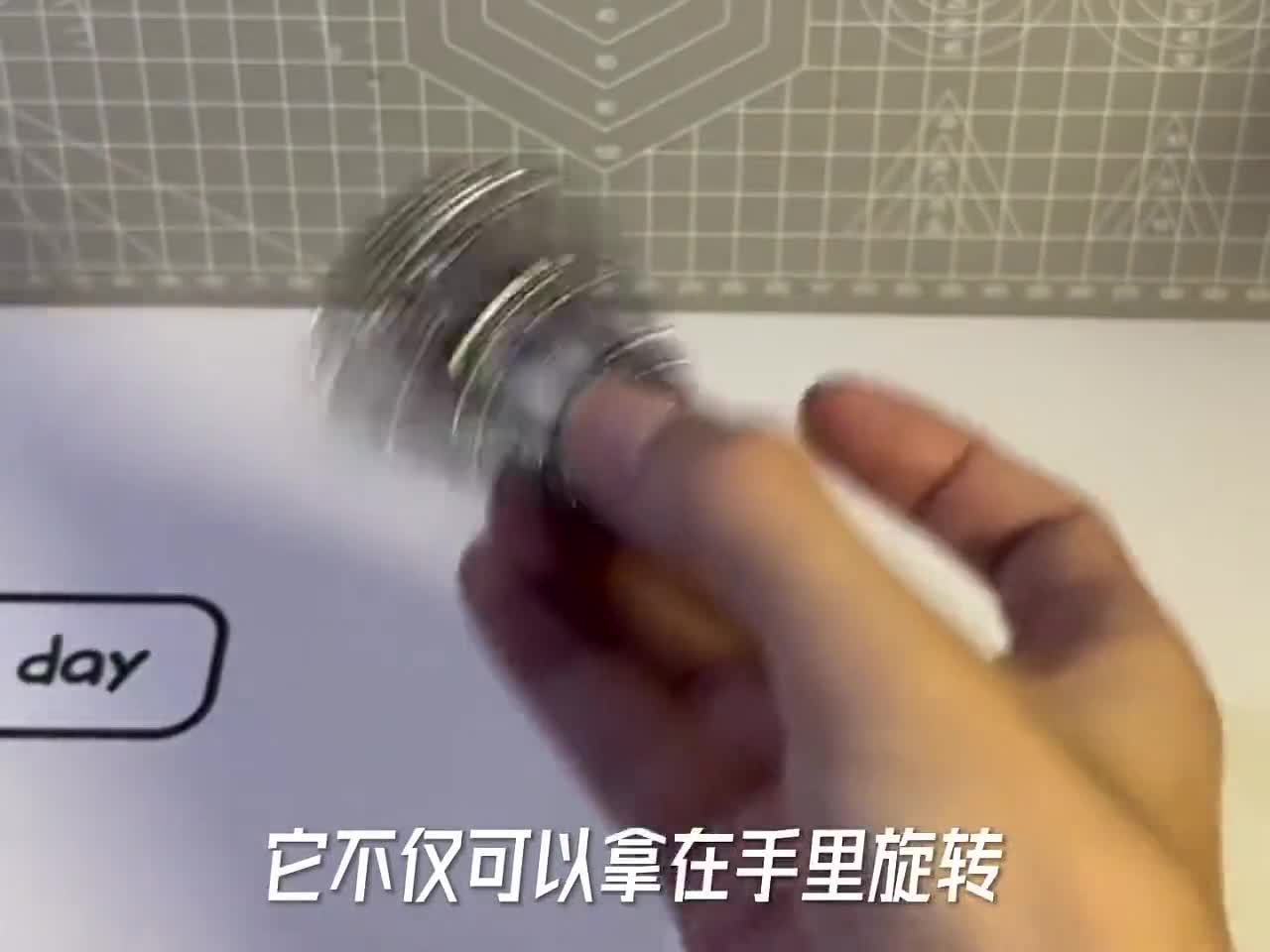把爷爷的自行车链条,做成一个齿轮链条陀螺,盘起来非常解压,它不仅...