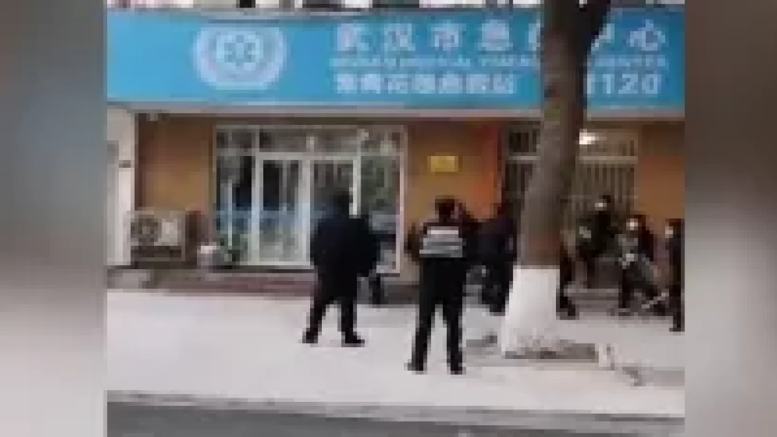 现场!武汉街头一男子持刀狂奔 警方追堵用防爆盾钢叉 将其擒拿