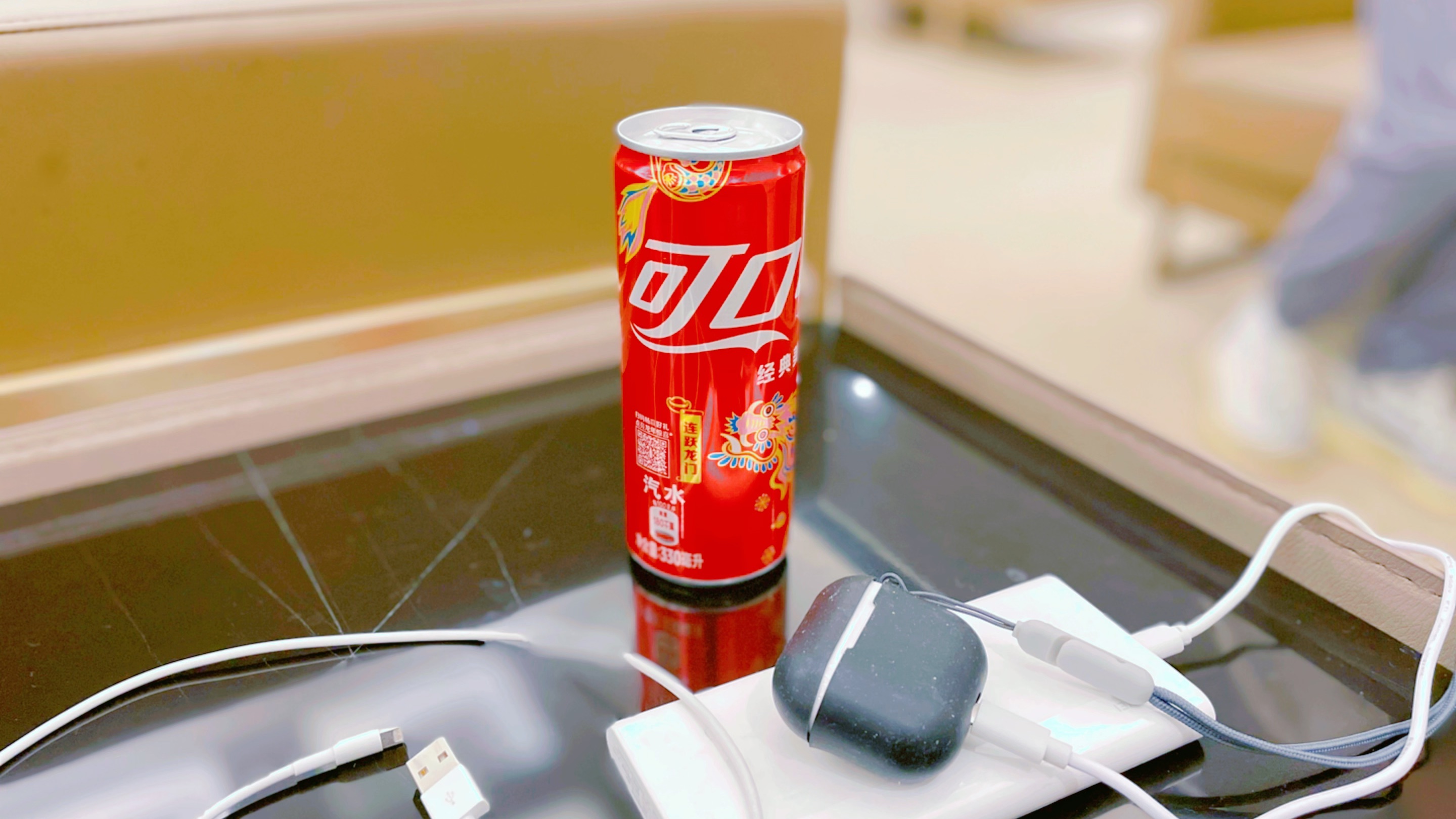 两个美国熊孩子+不管的熊家长=非常吵闹的休息室