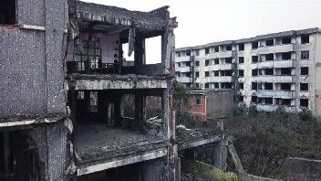 实拍四川绵阳西郊,一座因地震被废弃的城镇,犹如遭遇生化危机。