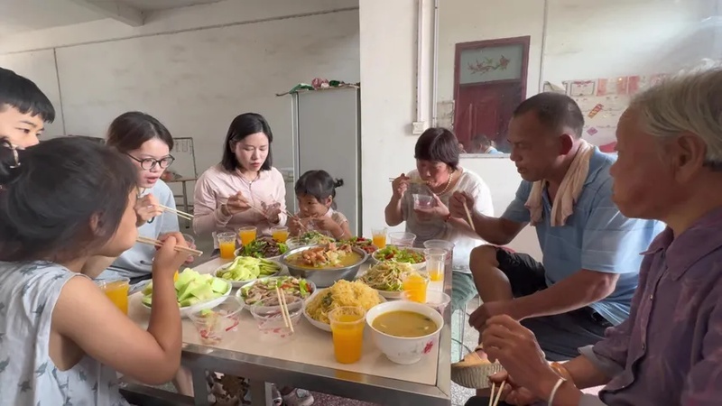 闺女儿子都回来了,老爸在厨房忙碌一上午做大餐,像过年一样热闹