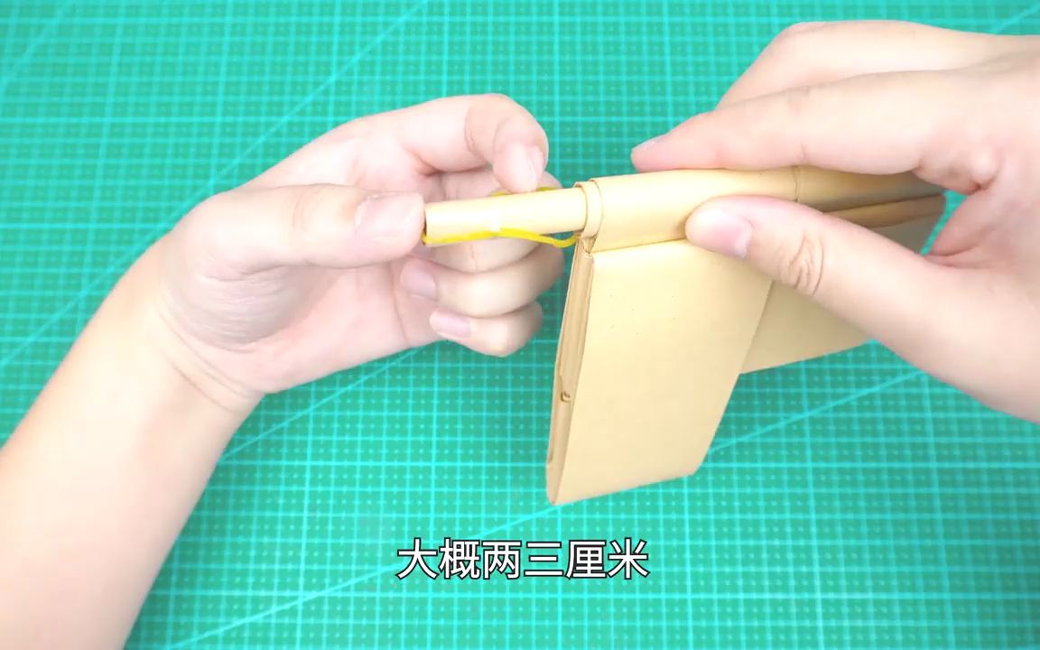 制作童年折纸枪升级版,全校的男同学都跟着你后面跑