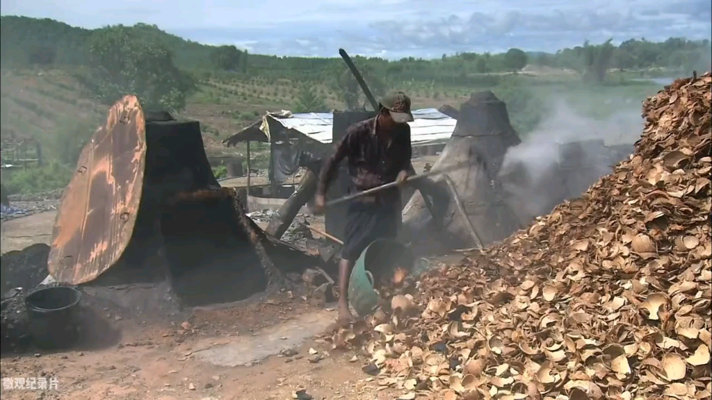探访无烟木炭的工厂,用椰壳制作,窑炉持续燃烧24小时