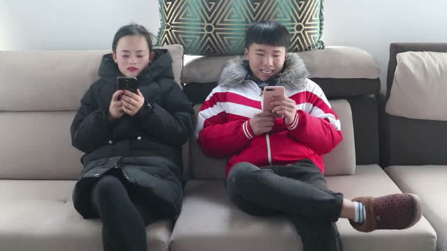 老公在微信乱聊天,没想媳妇申请小号整治老公