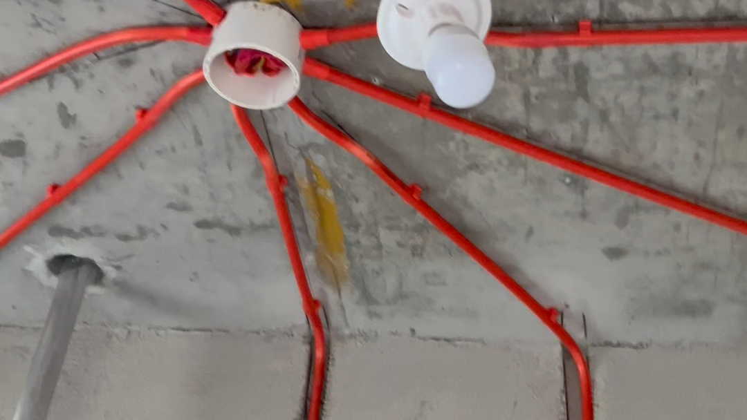 我们在改水电的时候将厨房卫生间的线全部换掉,以免后期发生隐患。...