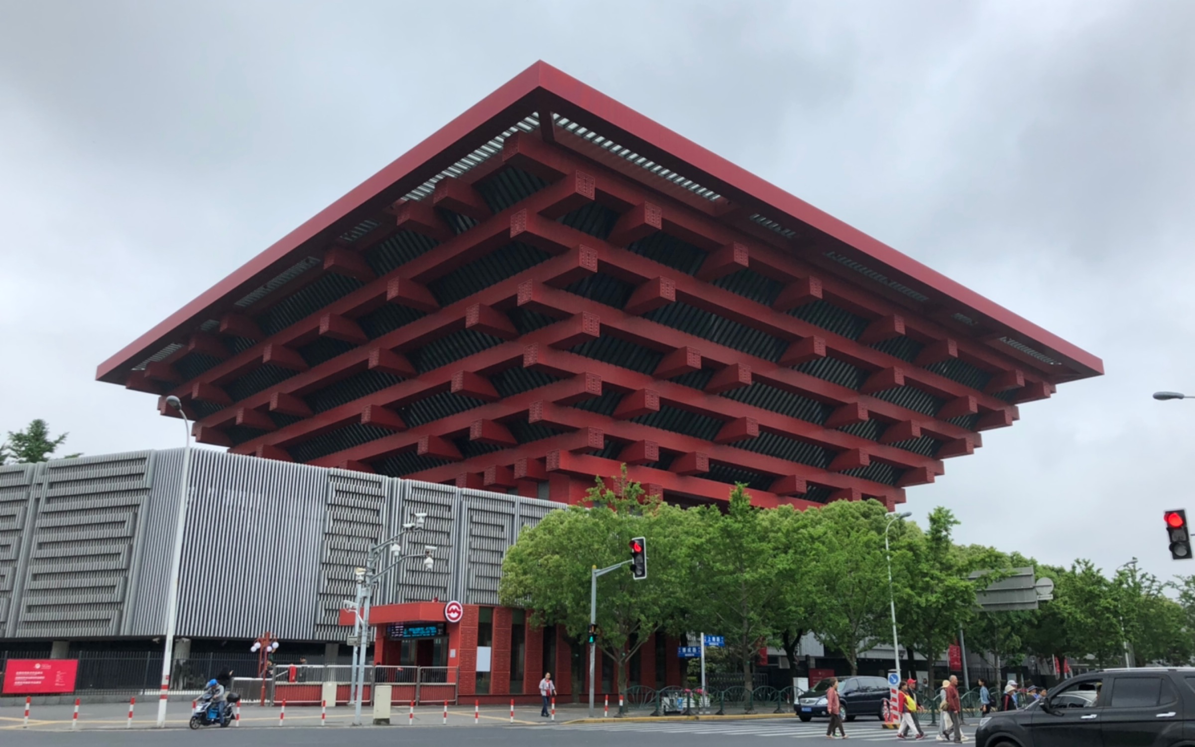 摩托车骑行上海世博会展览馆