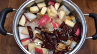 秋季多喝冰糖炖雪梨,润肺止咳,多加一个苹果大人小孩都爱喝