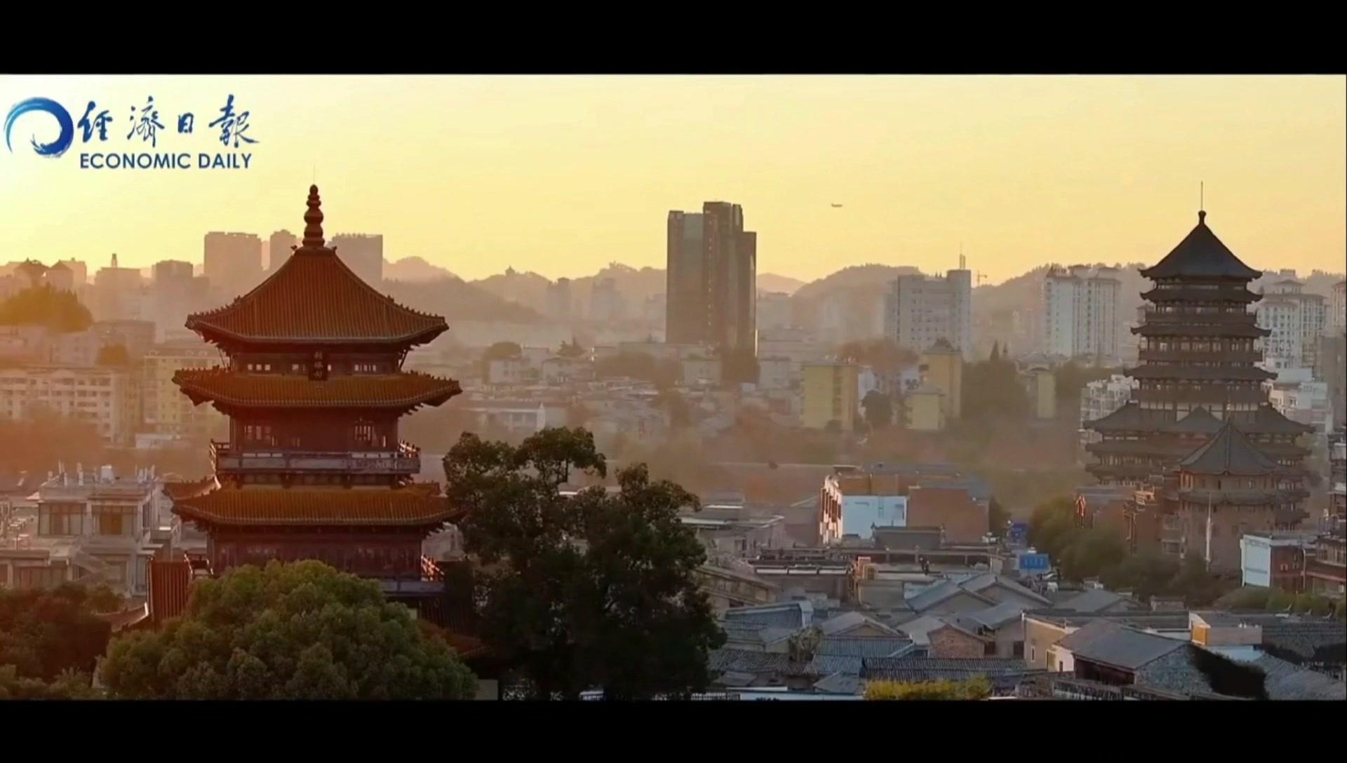 白釉青花一火成,花从釉里透分明。青花瓷是中国文化中的重要符号。...