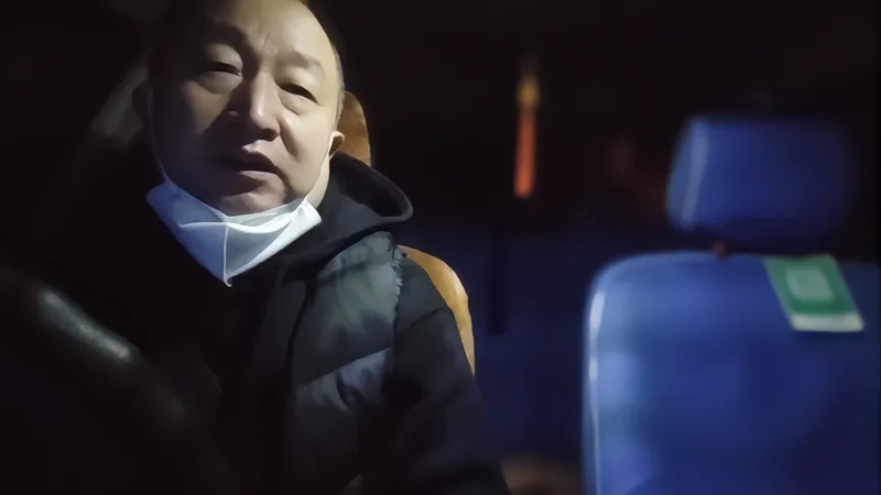手机卡出故障影响干活,勉强出趟小门