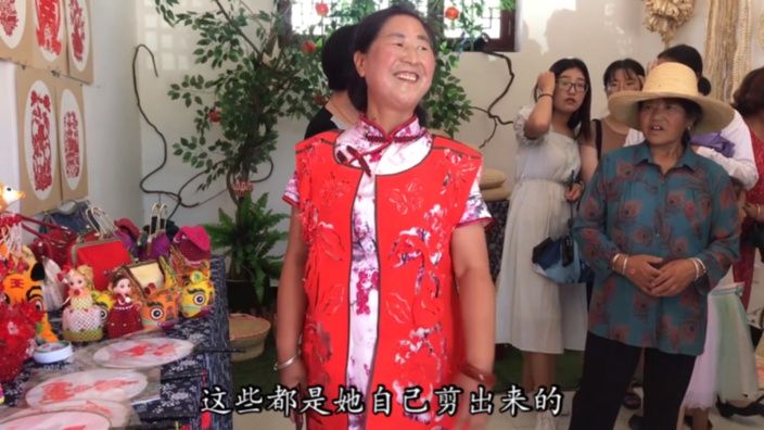 阿姨自己用纸剪出来的衣服,还非常合身,太厉害了