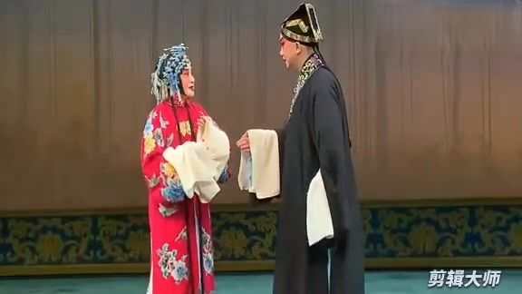 舞台上他们俩的戏演得太出彩了,悦目的表演凸显戏剧之美
