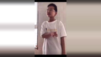 东北小男孩模仿老师爆红,确实很有表演天赋,适合当演员!
