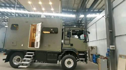 军绿猛兽汕德卡升顶房车!看一眼就心动的移动堡垒