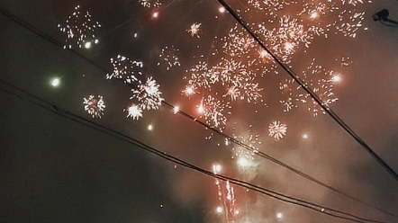 每年一次感受这漫天花火在头顶绽放的浪漫!祝大家新年快乐!事事顺意!...