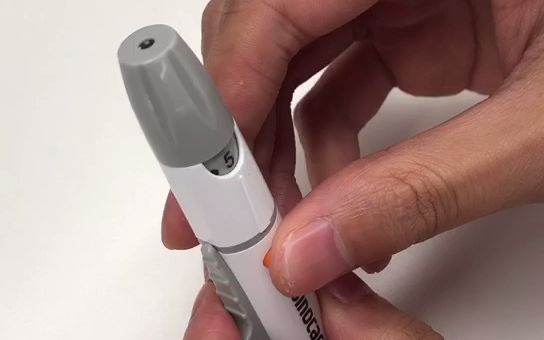 新款普通采血笔操作