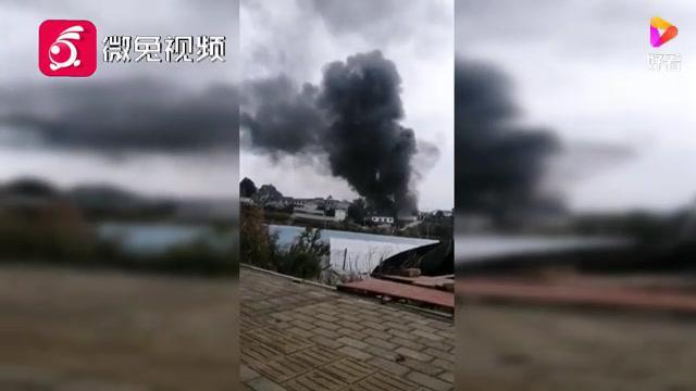 工厂燃起大火,现场浓烟密布,消防及时扑救