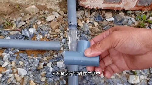 这个连接水管的小妙招太妙了,如果是你那么你又会如何去解决呢