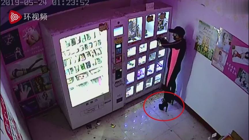 辣眼睛!男子“扮女人”穿高跟鞋闯进售货店,撬门偷走成人用品